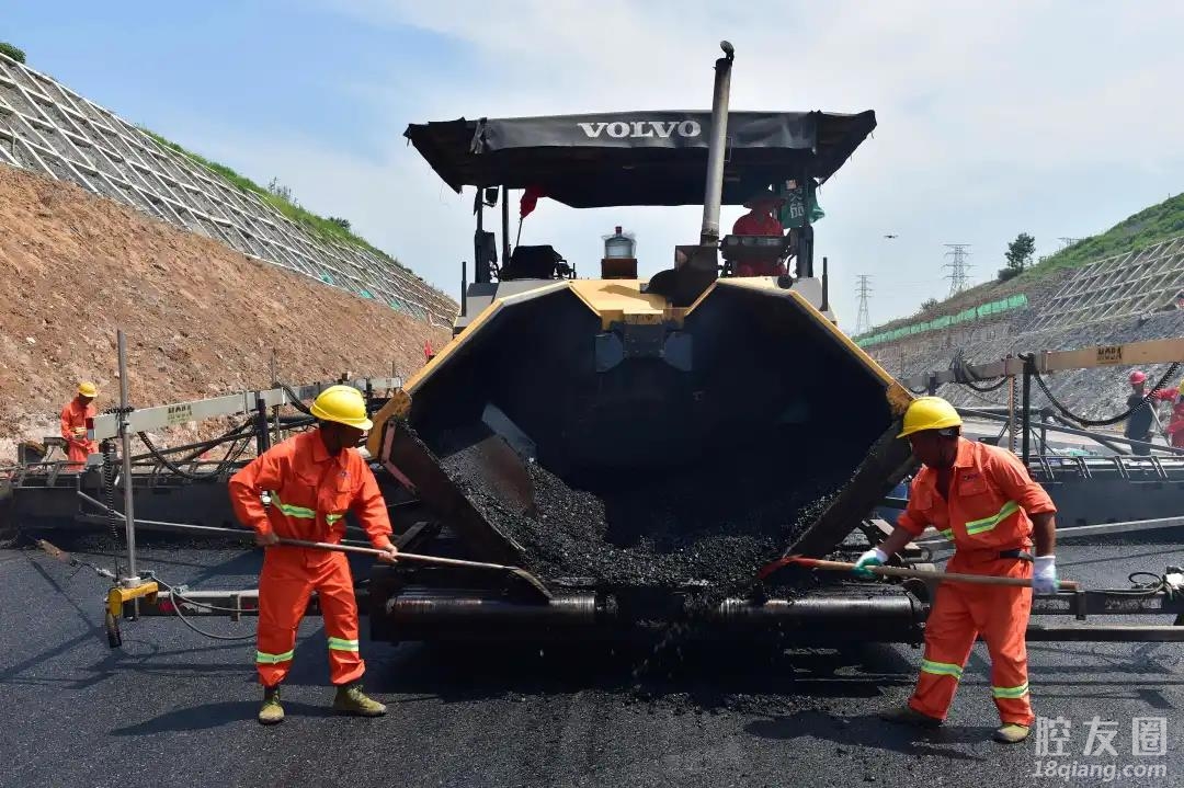 义乌江东连接线全面进入沥青路面摊铺阶段，整体完成总工程量的83 义乌房子网新房